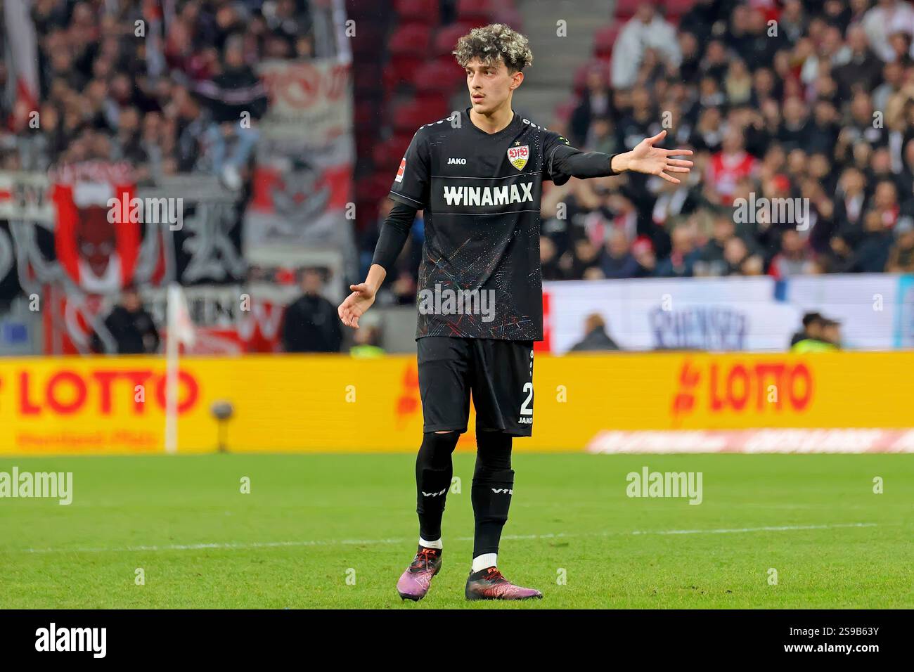 Mainz, Deutschland 25. Januar 2025: 1. BL - 2024/2025 - FSV Mainz 05 vs. VfB Stuttgart Im Bild ...