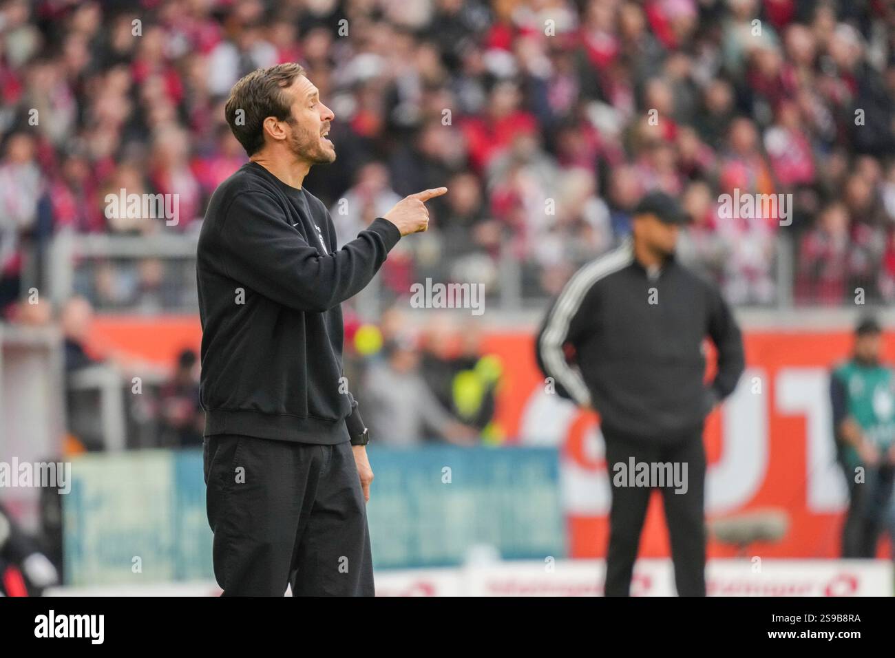 Julian Schuster (SC Freiburg Trainer) der Anweisungen gibt 1 ...