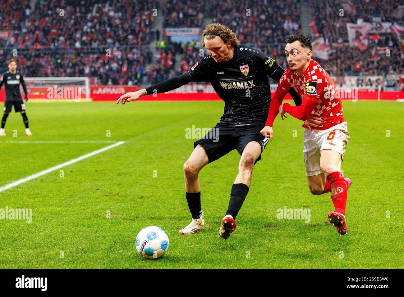 Zweikampf zwischen Nick Woltemade (VfB Stuttgart #11) und Paul Nebel (1 ...
