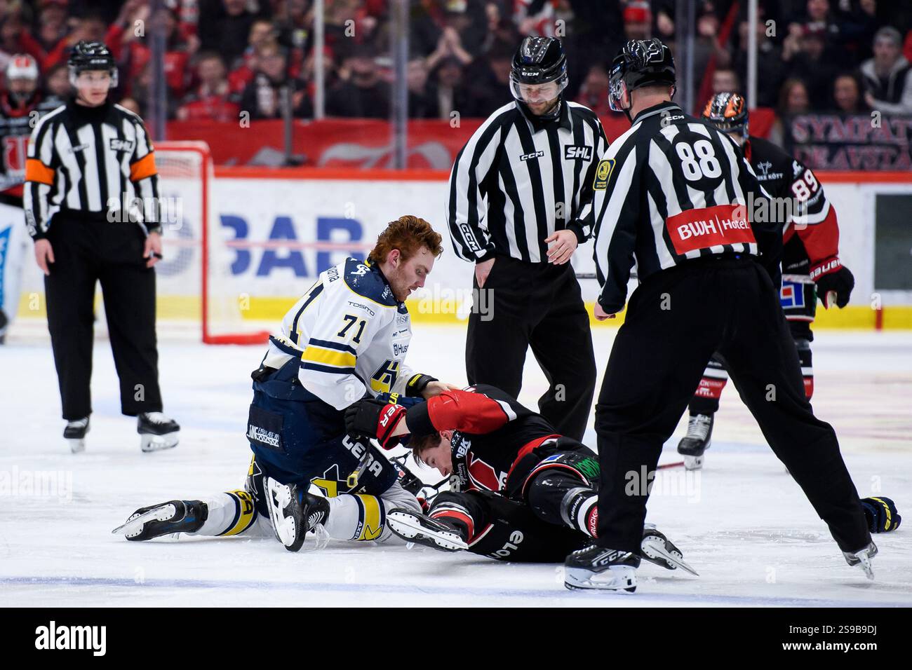 250125 HV71s William Ignberg Nilsson och Örebros Filip Berglund under ...