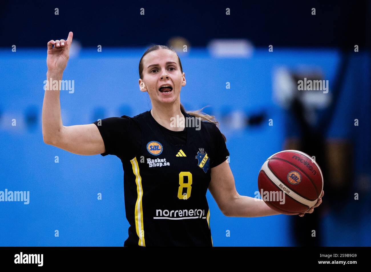 250125 AIKs Lotta Vesiluoma under basketmatchen i damernas SBL mellan ...