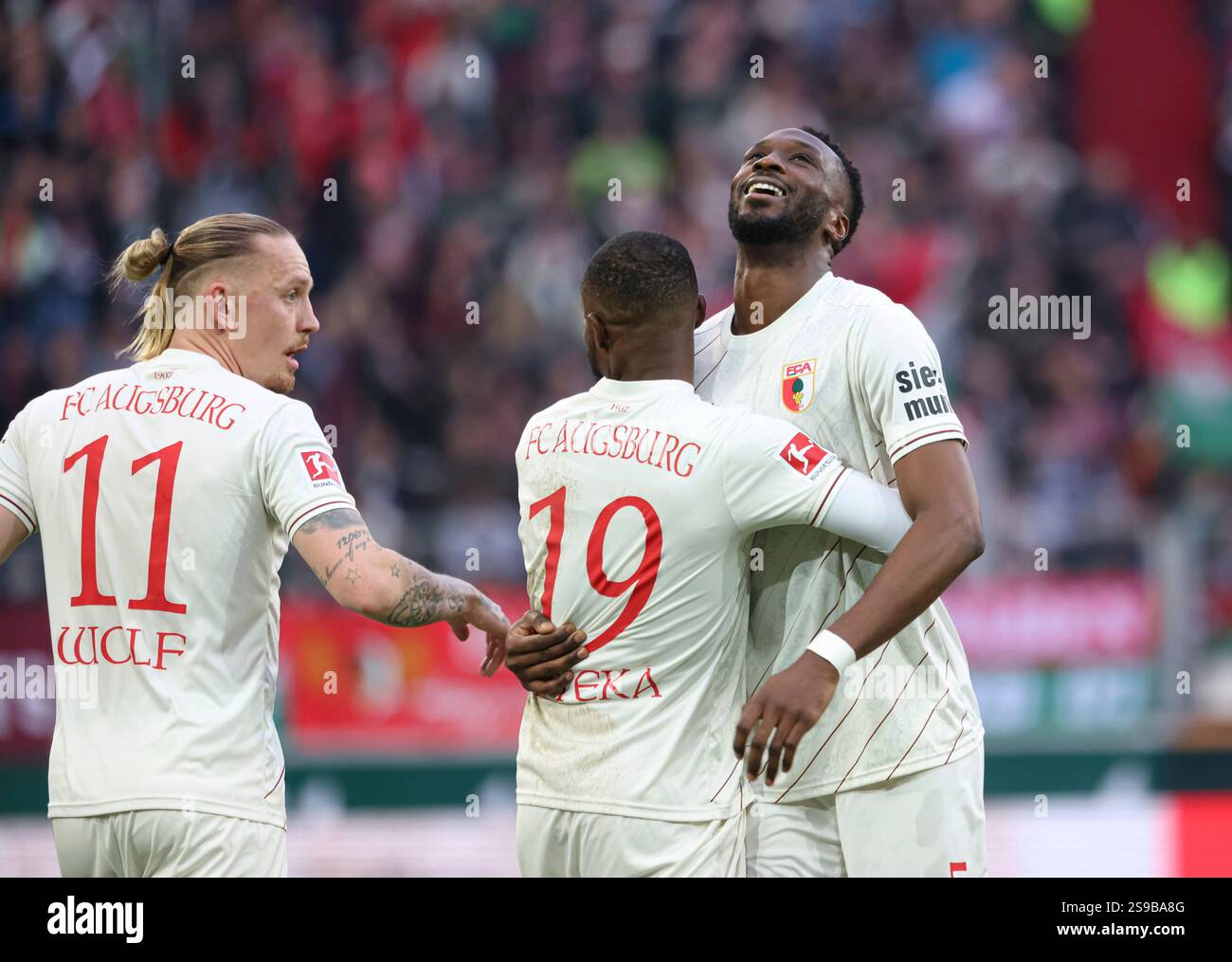 1:0 durch Chrislain Matsima (FC Augsburg #5, re.), mit Frank Onyeka (FC Augsburg #19), Marius ...