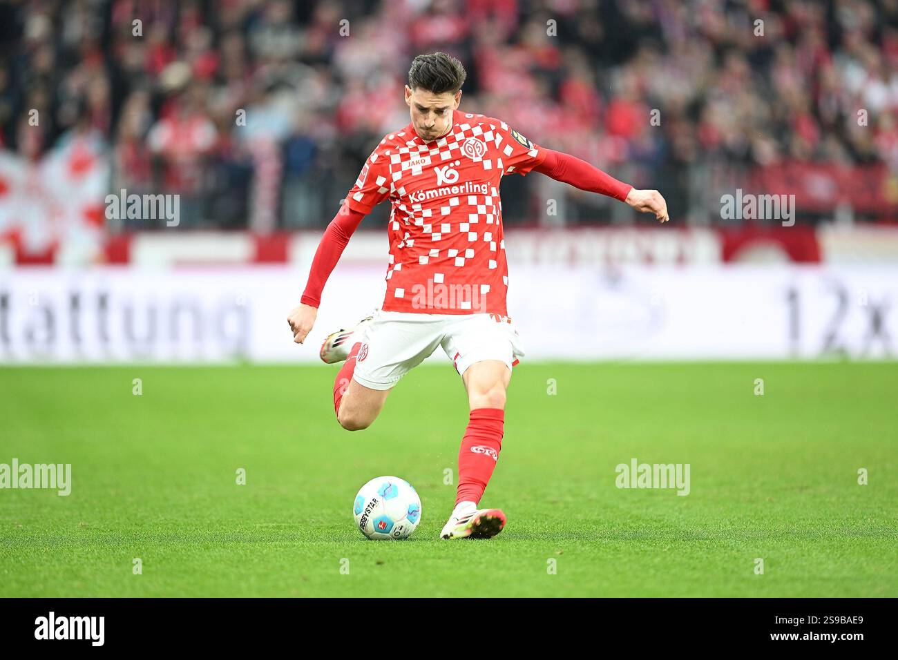 Anthony Caci (FSV Mainz 05, #19) bringt die flanke in den 16er GER, FSV ...