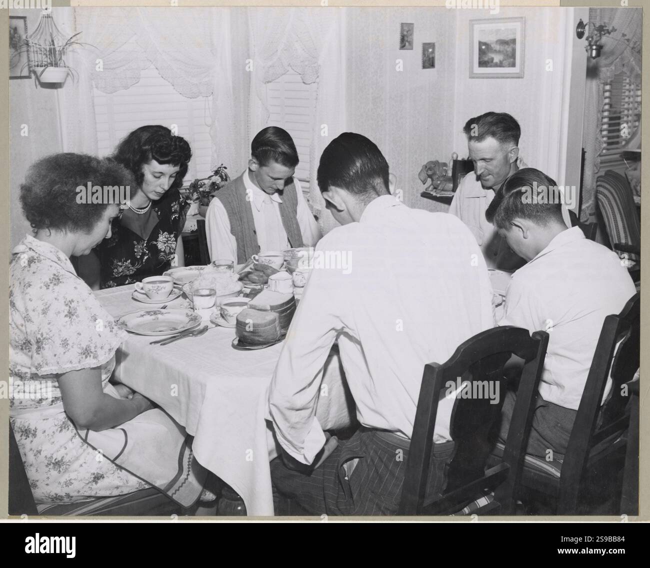 Children working around table hi-res stock photography and images - Alamy