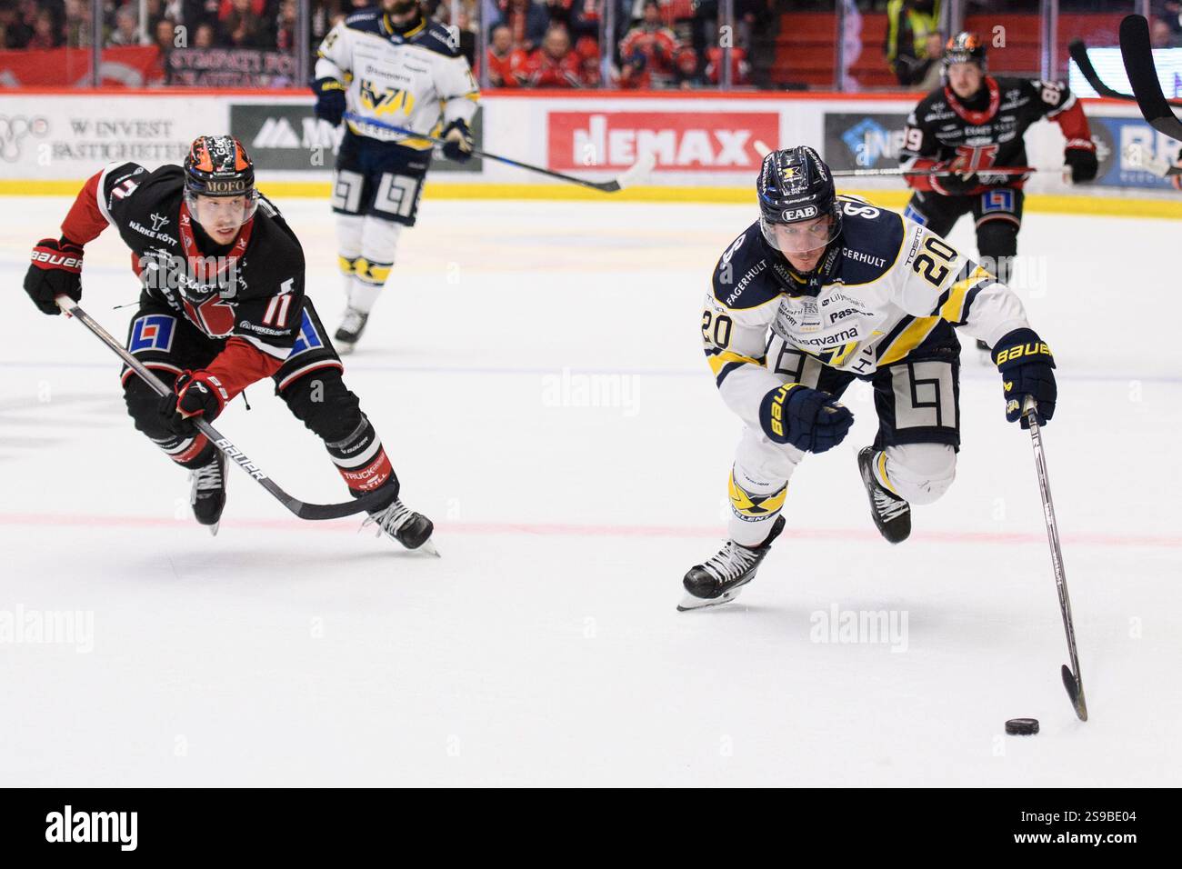 250125 Örebros Kalle Kossila och HV71s Andre Petersson under ishockeymatchen i SHL mellan Örebro ...