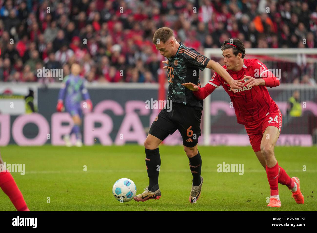 Joshua Kimmich (FC Bayern M?nchen 6) gegen Merlin R?hl (SC Freiburg 34) im Zweikampf 1 ...