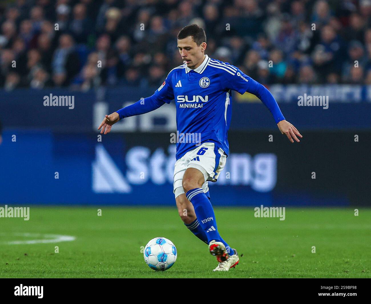 Ron Schallenberg (FC Schalke 04, #6) am Ball, in Aktion, Einzelaktion ...