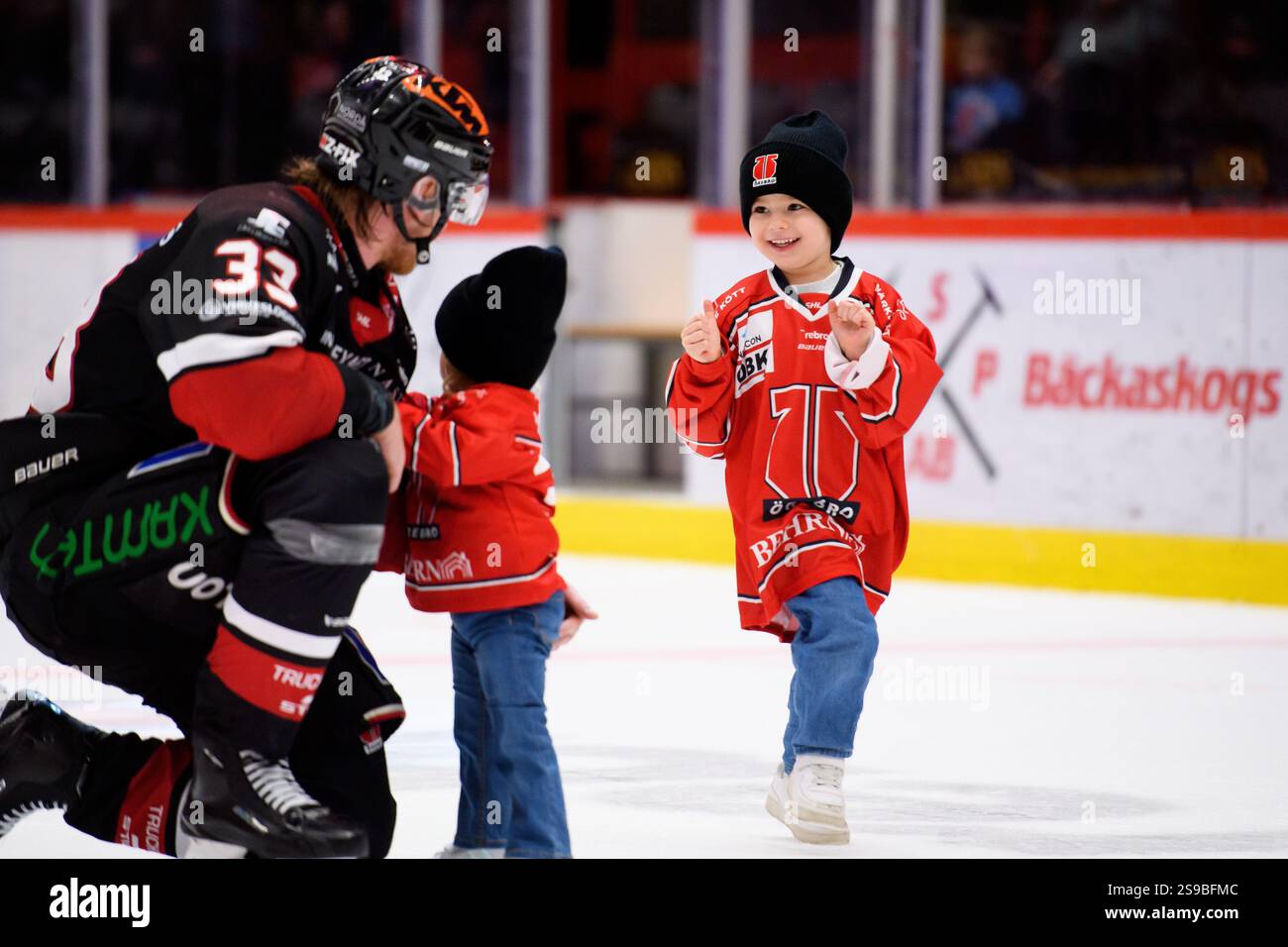 250125 Örebros Christopher Mastomäki jublar med barn efter ...
