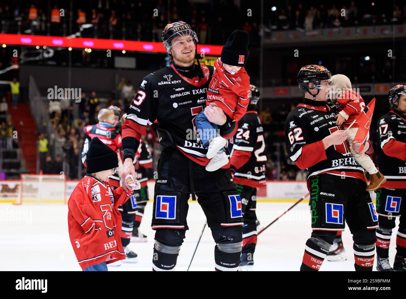 250125 Örebros Christopher Mastomäki jublar med barn efter ...