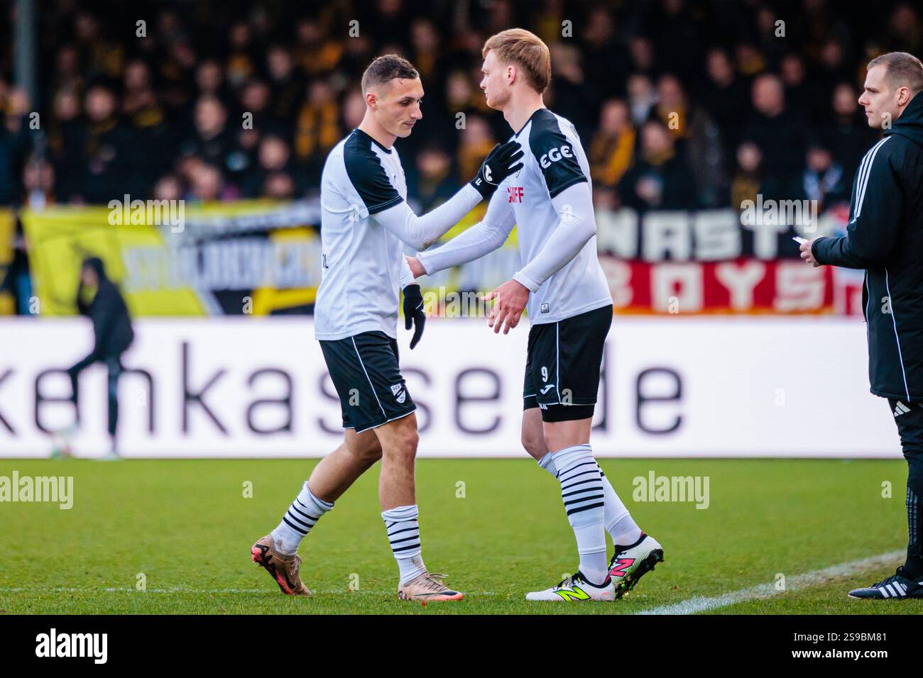 Einwechselung v.l. Dominik Steczyk (SC Verl, #11) raus und Jonas ...