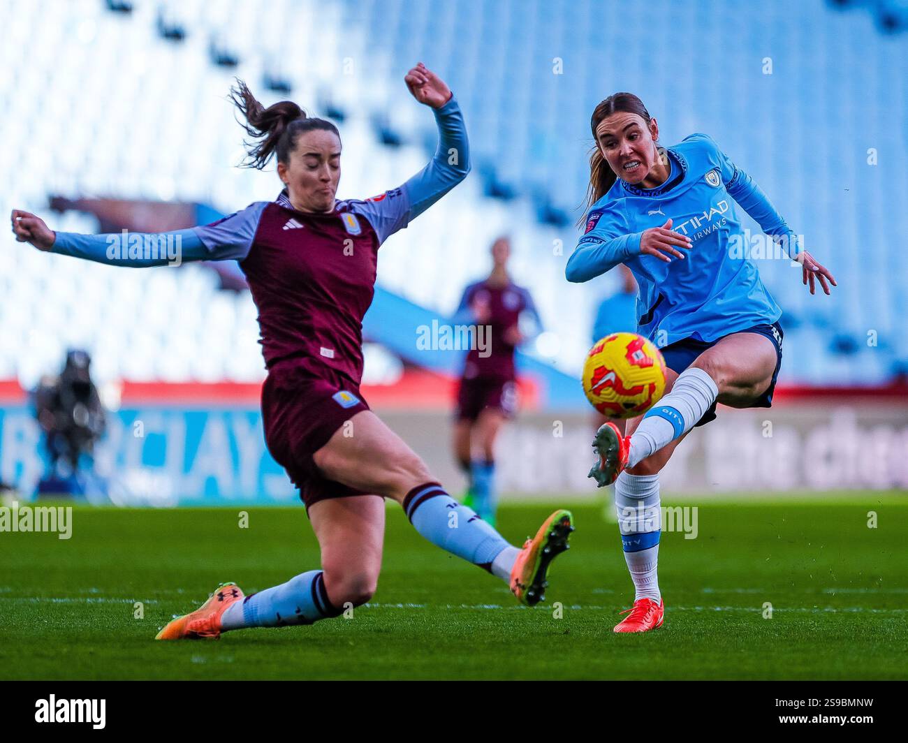 Villa Park Stadium, England 25th January 2025: Jill Roord (10 ...