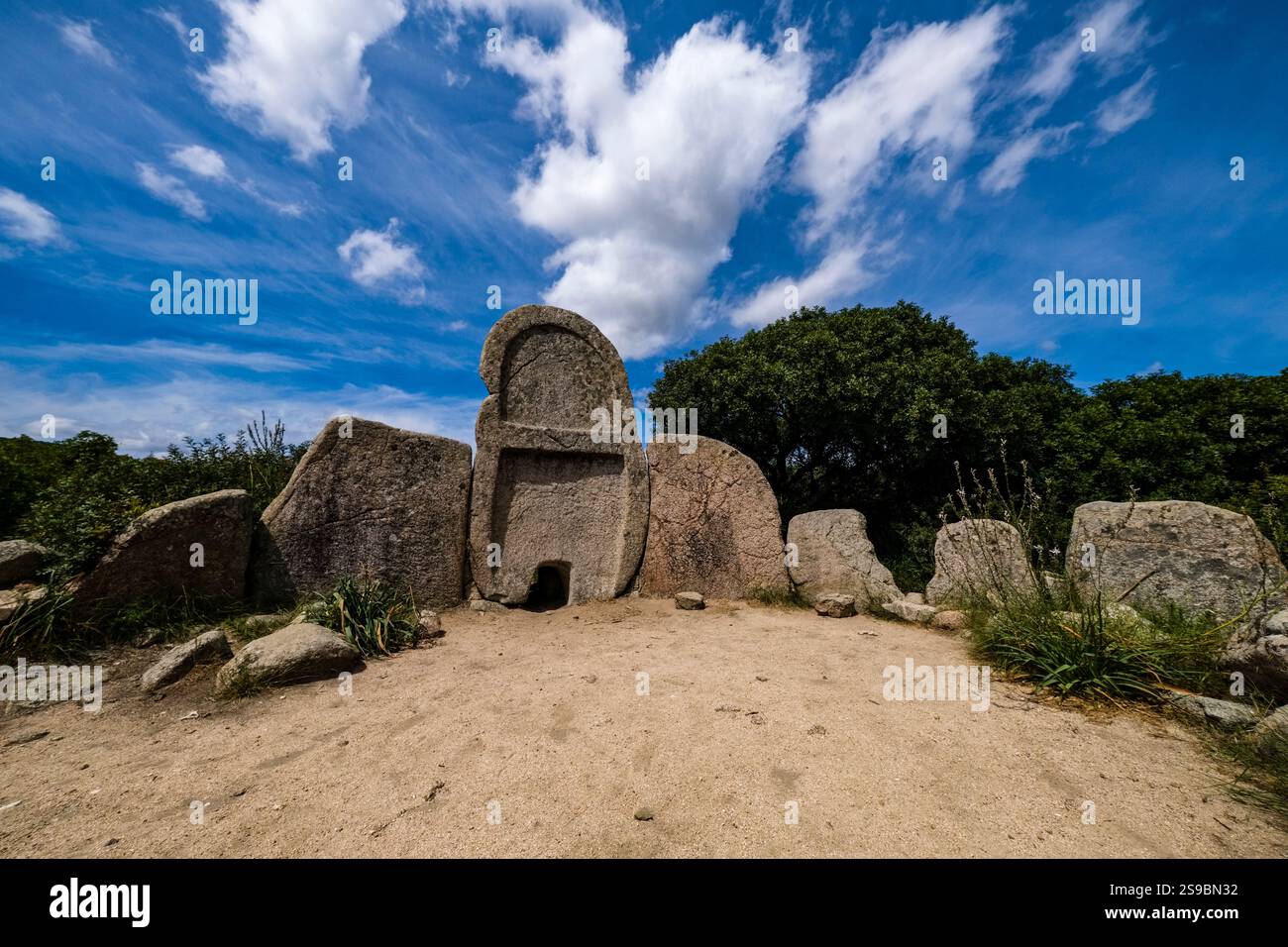 The giant tomb of S'Ena'e Thomes, Tomba dei giganti di S'Ena e Thomes ...