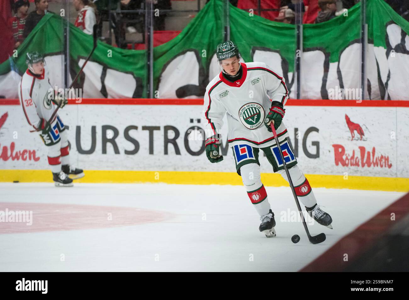 250125 Frölundas Albin Sundin innan ishockeymatchen i SHL mellan Modo ...