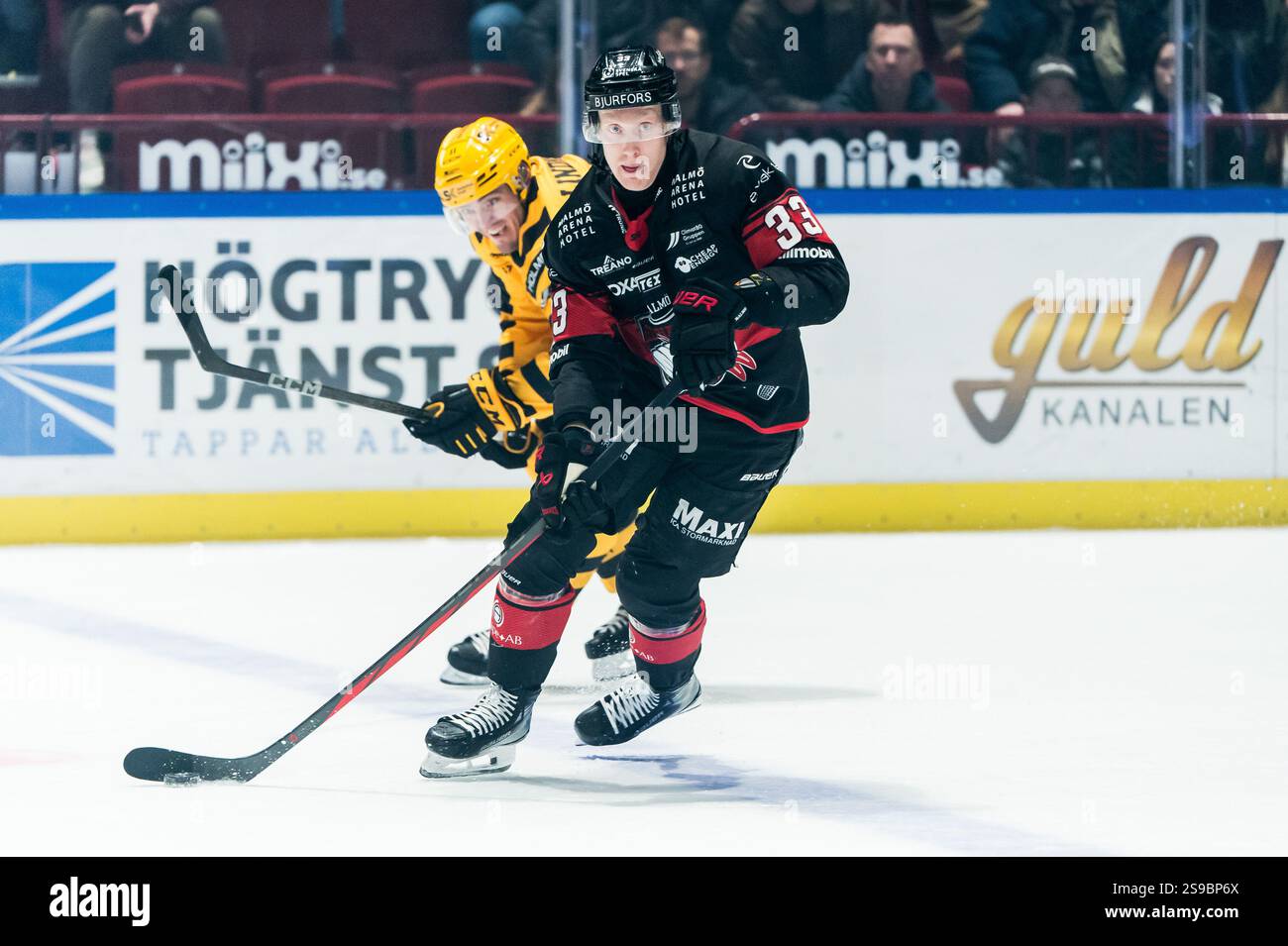 250125 Malmö Redhawks Lassi Thomson och Skellefteås Max Lindholm under ishockeymatchen i SHL ...