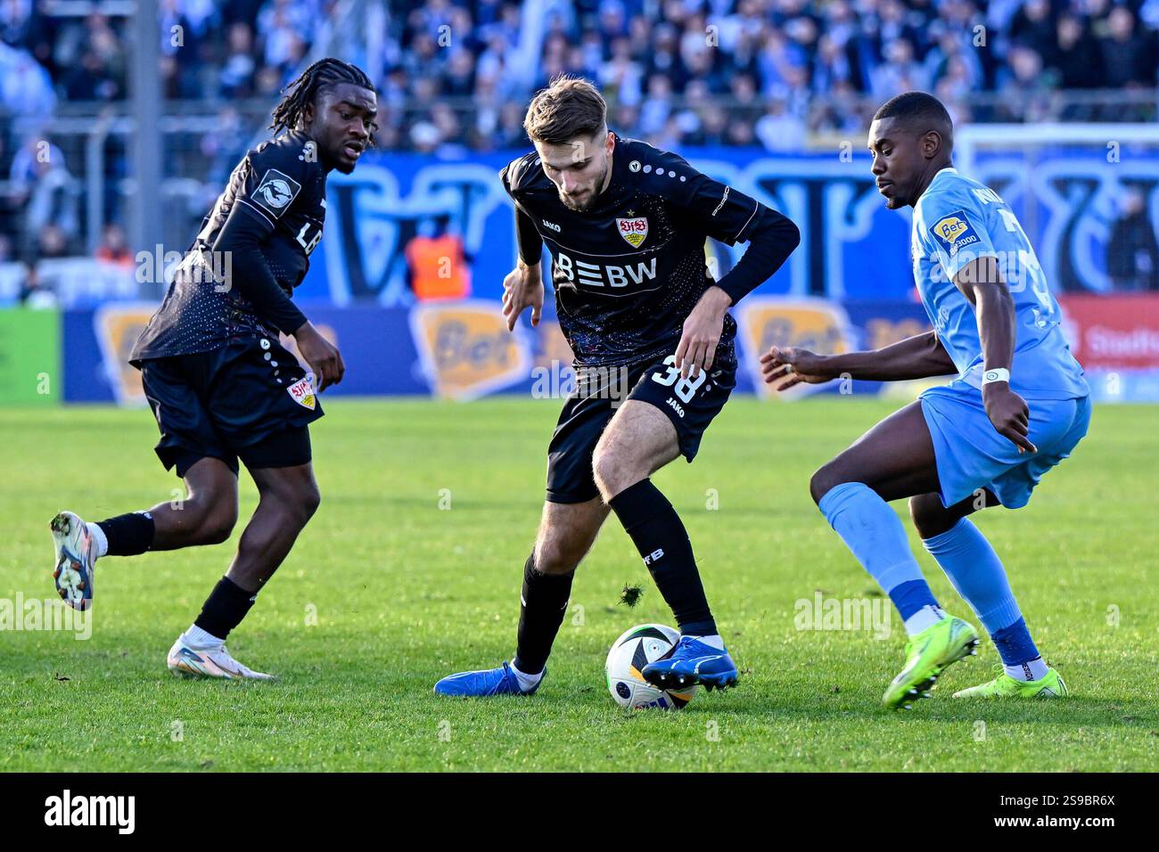 v.li.: Benjamin Boakye (Stuttgart, 11) g38 Leroy Kwadwo (TSV 1860, 21 ...
