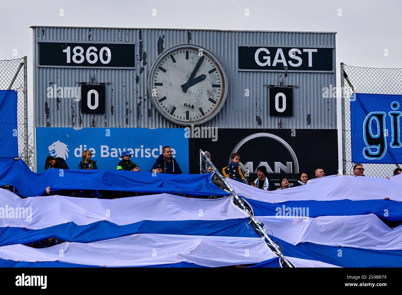 Die Fans des TSV 1860 München haben blau weiße Banner über die Ränge ...
