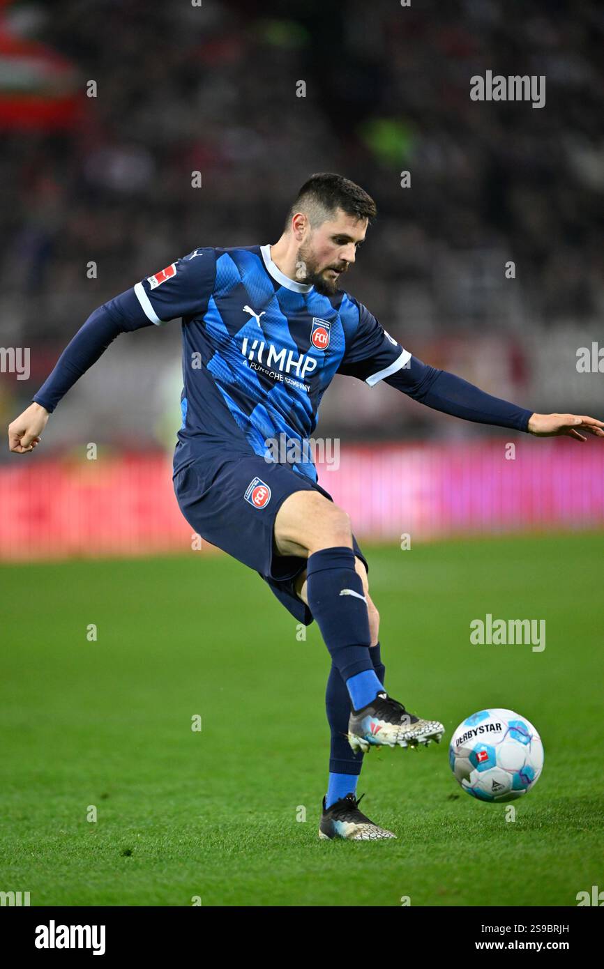 Marnon Busch 1. FC Heidenheim 1846 FCH (02) Aktion am Ball FC Augsburg ...