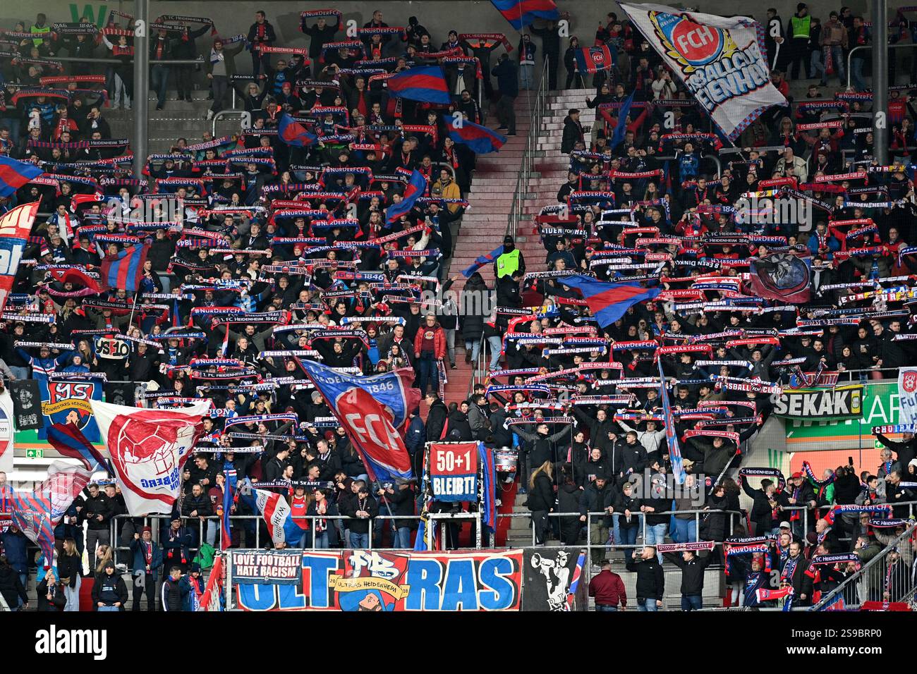 Fanblock, Fans, Fankurve, Flaggen, Fahnen, Stimmung, stimmungsvoll 1 ...