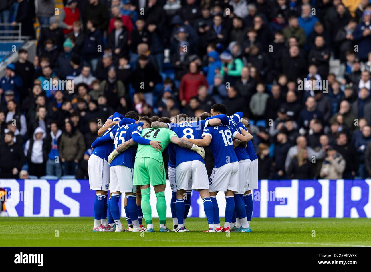 Cardiff City players huddle ahead of kick off. EFL Skybet championship ...