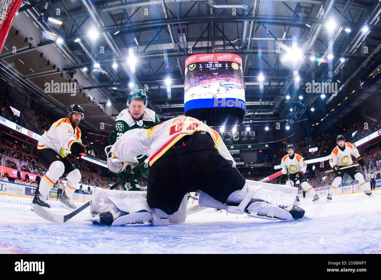 250125 Brynäs Simon Bertilsson och Färjestads Oskar Steen under ishockeymatchen i SHL mellan ...