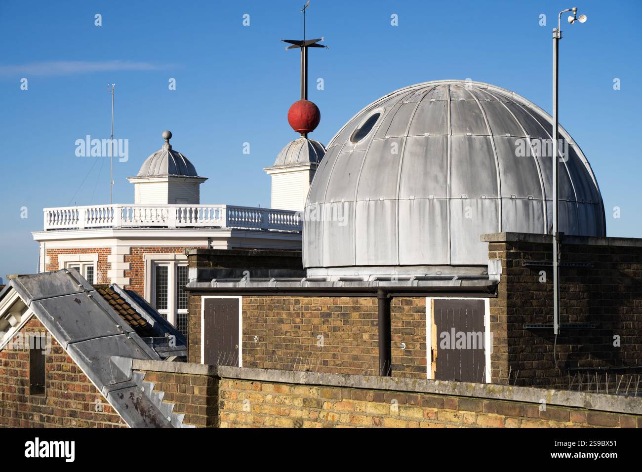 London Greenwich,UK. 25th January 2025. UK Weather. People enjoy the ...