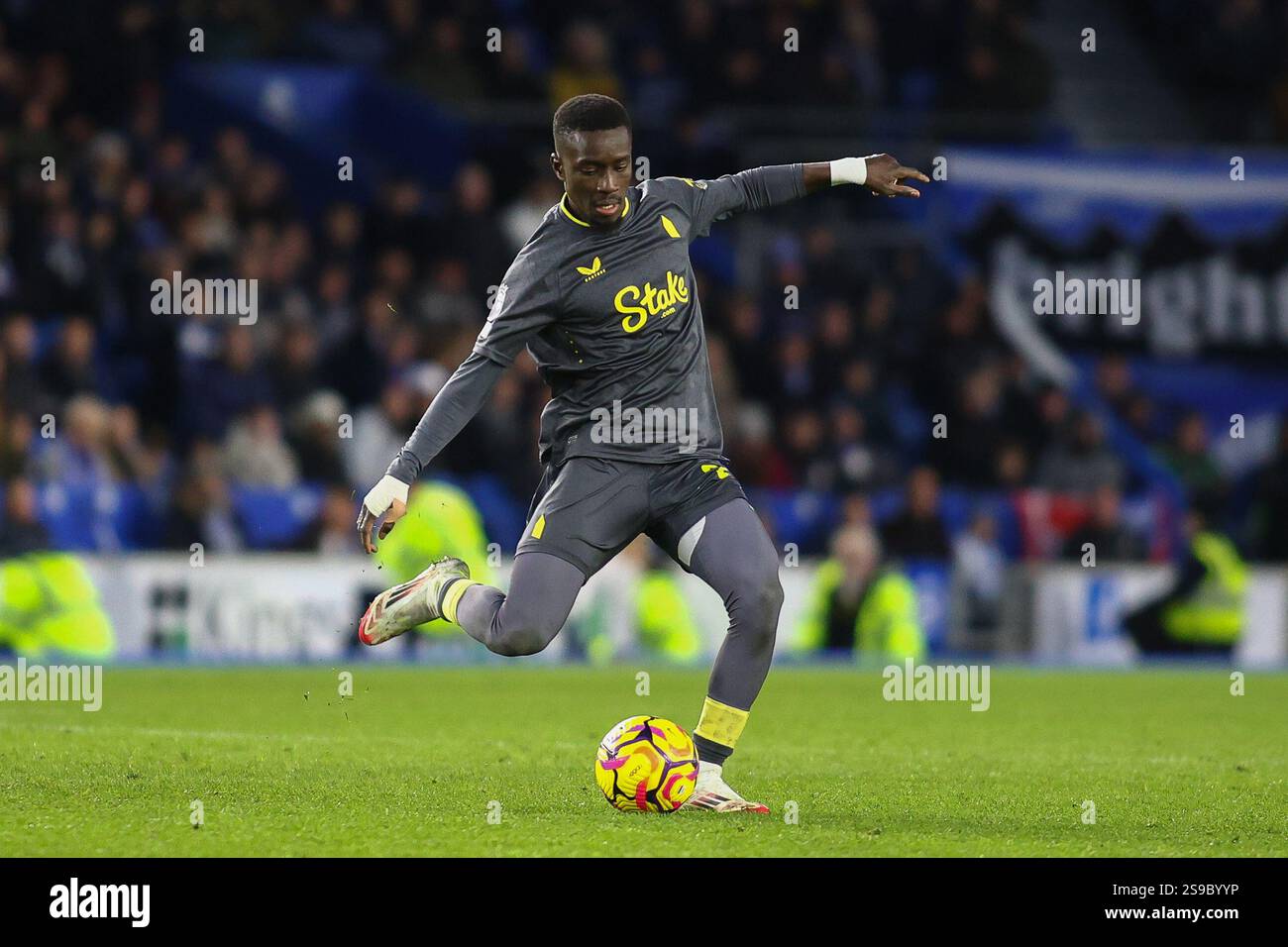 Brighton, England, January 25th 2025: Idrissa Gueye (27 Everton) makes ...