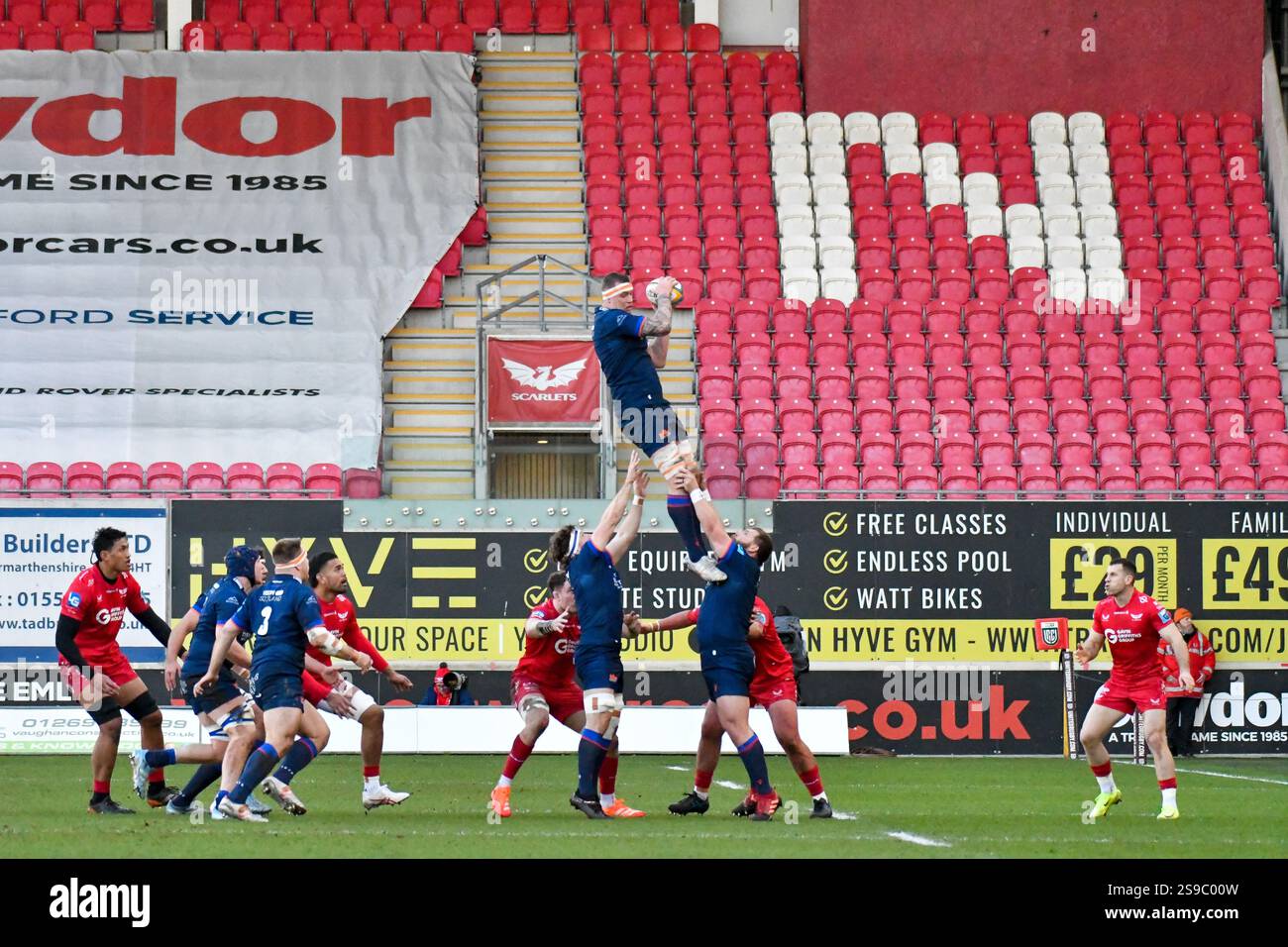 Llanelli, Wales. 25 January 2025. Glen Young of Edinburgh Rugby claims ...