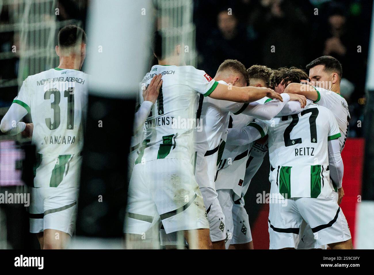 Jubel zum 1:0 durch Rocco Reitz (Borussia M?nchengladbach, 27) 1. Fussball Bundesliga, Borussia ...