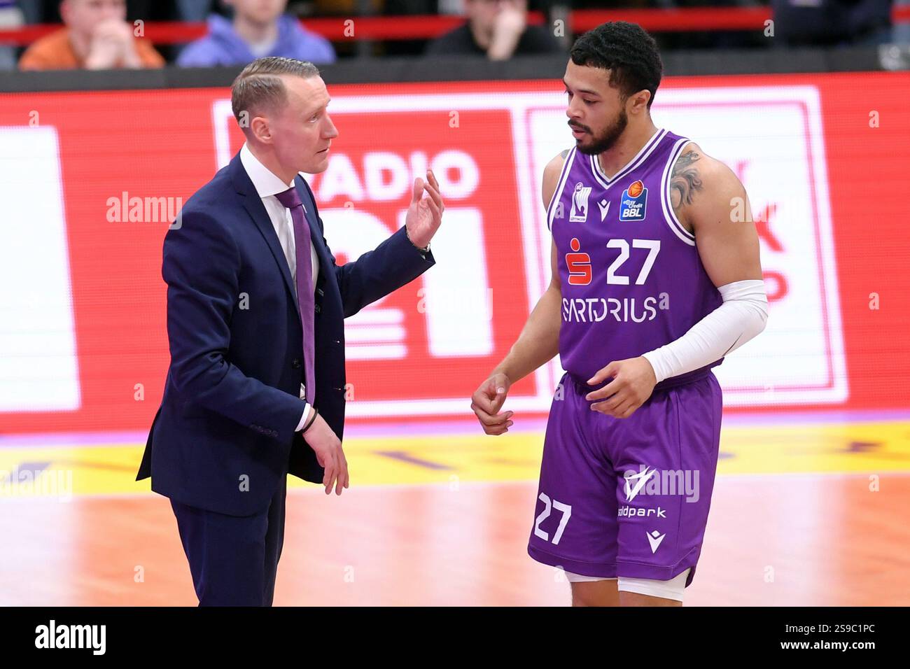 Mikko Riipinen (Trainer, Headcoach BG Goettingen) und Marcus Shaver Jr ...