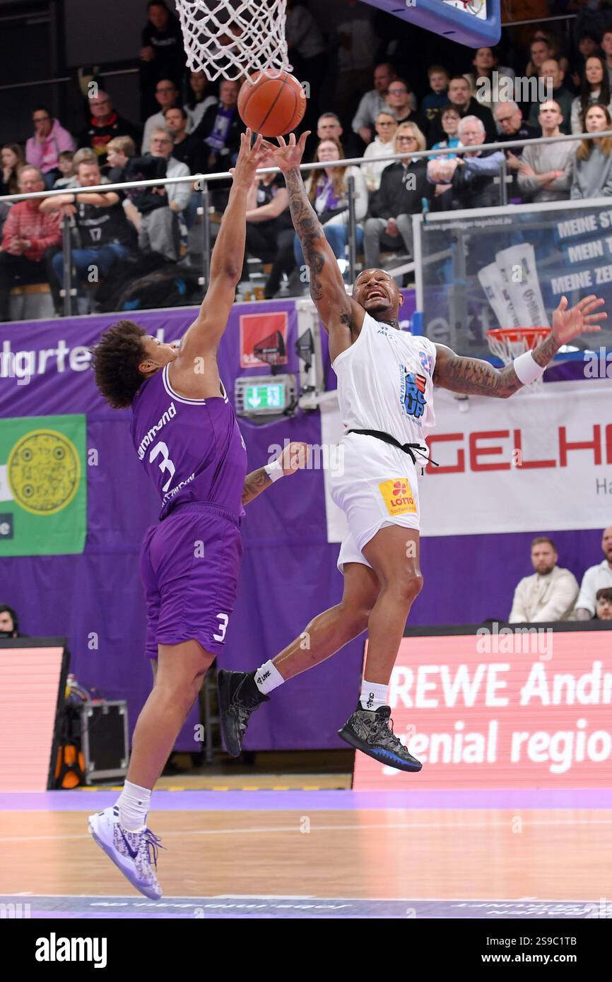 Korbleger von Charles Callison (Syntainics MBC #23), Deion Hammond (BG ...