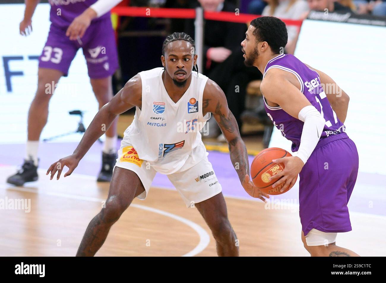 Marcus Shaver Jr. (BG Goettingen #27) (am Ball), Ty Brewer (Syntainics MBC #15) , GER, BG ...