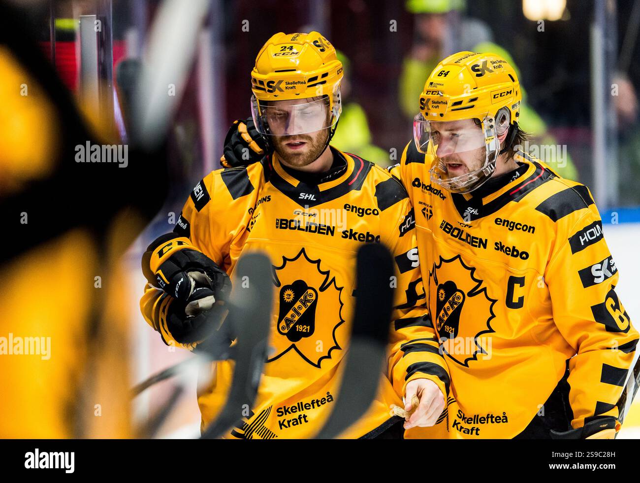 250125 Skellefteås Oscar Lindberg och Jonathan Pudas deppar under ...