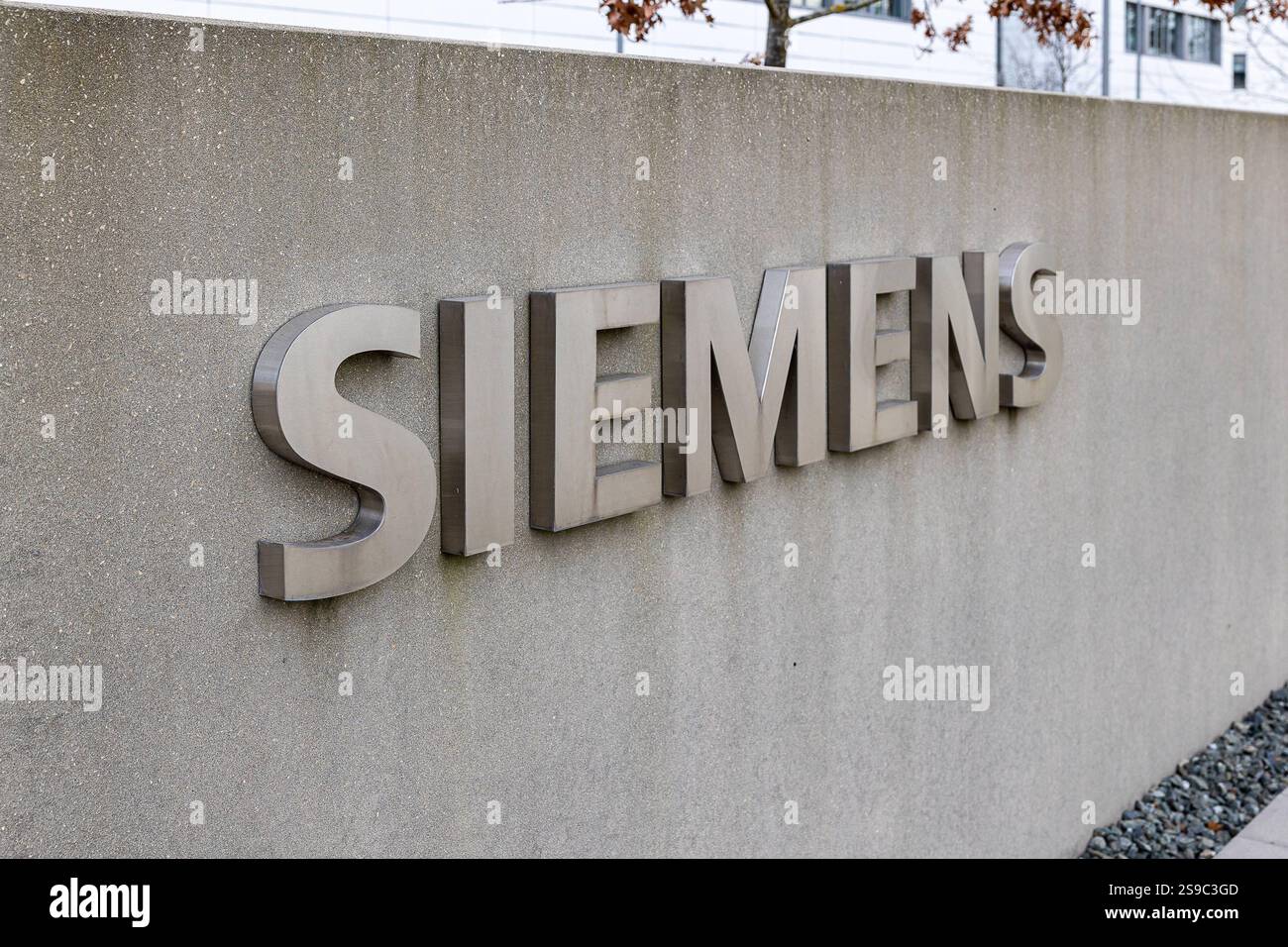 Siemens Campus, Erlangen, 25.01.2025 Eine Nahaufnahme des Siemens-Logos auf einer grauen ...