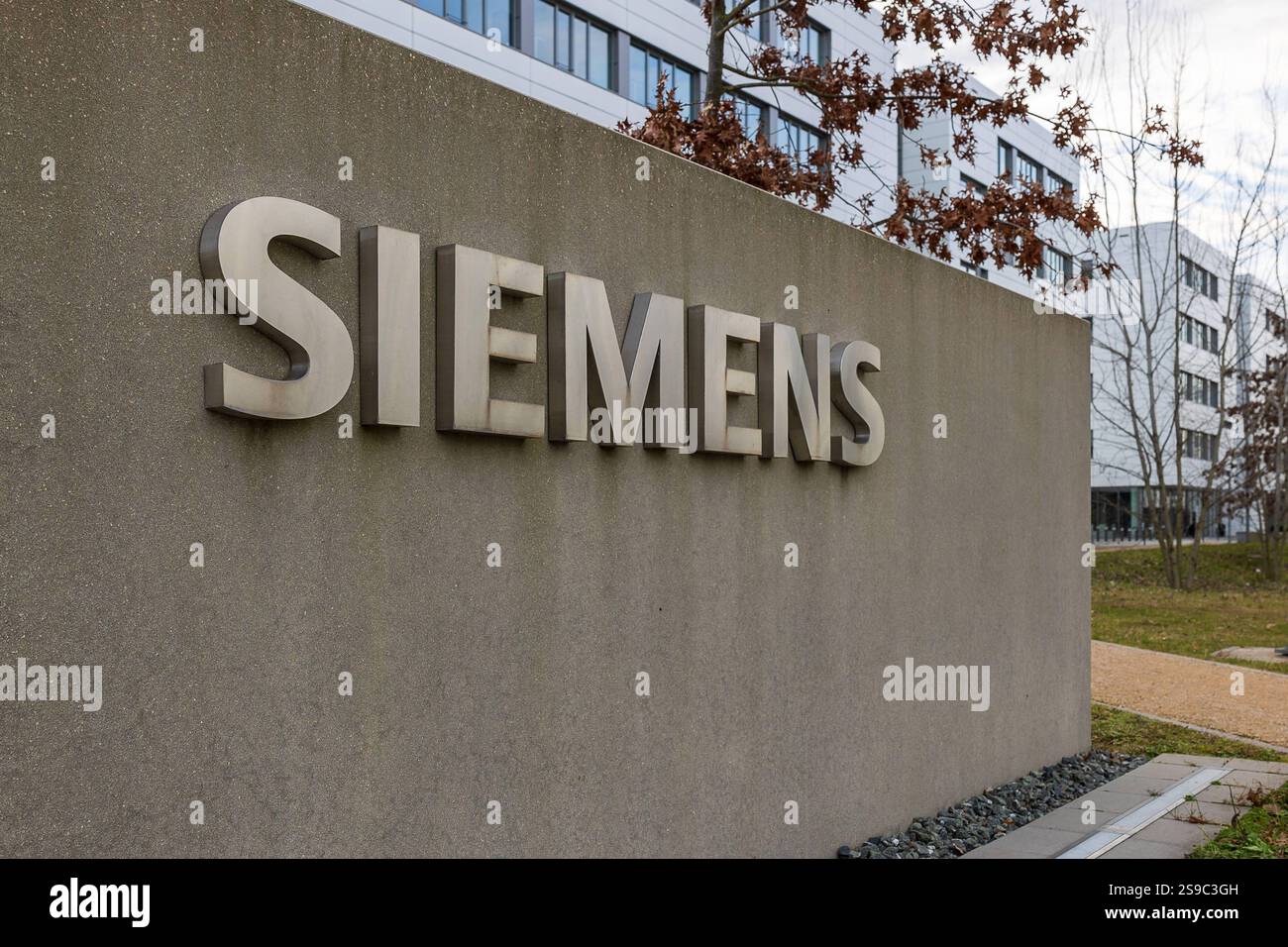 Siemens Campus, Erlangen, 25.01.2025 Eine Nahaufnahme des Siemens-Logos auf einer grauen ...
