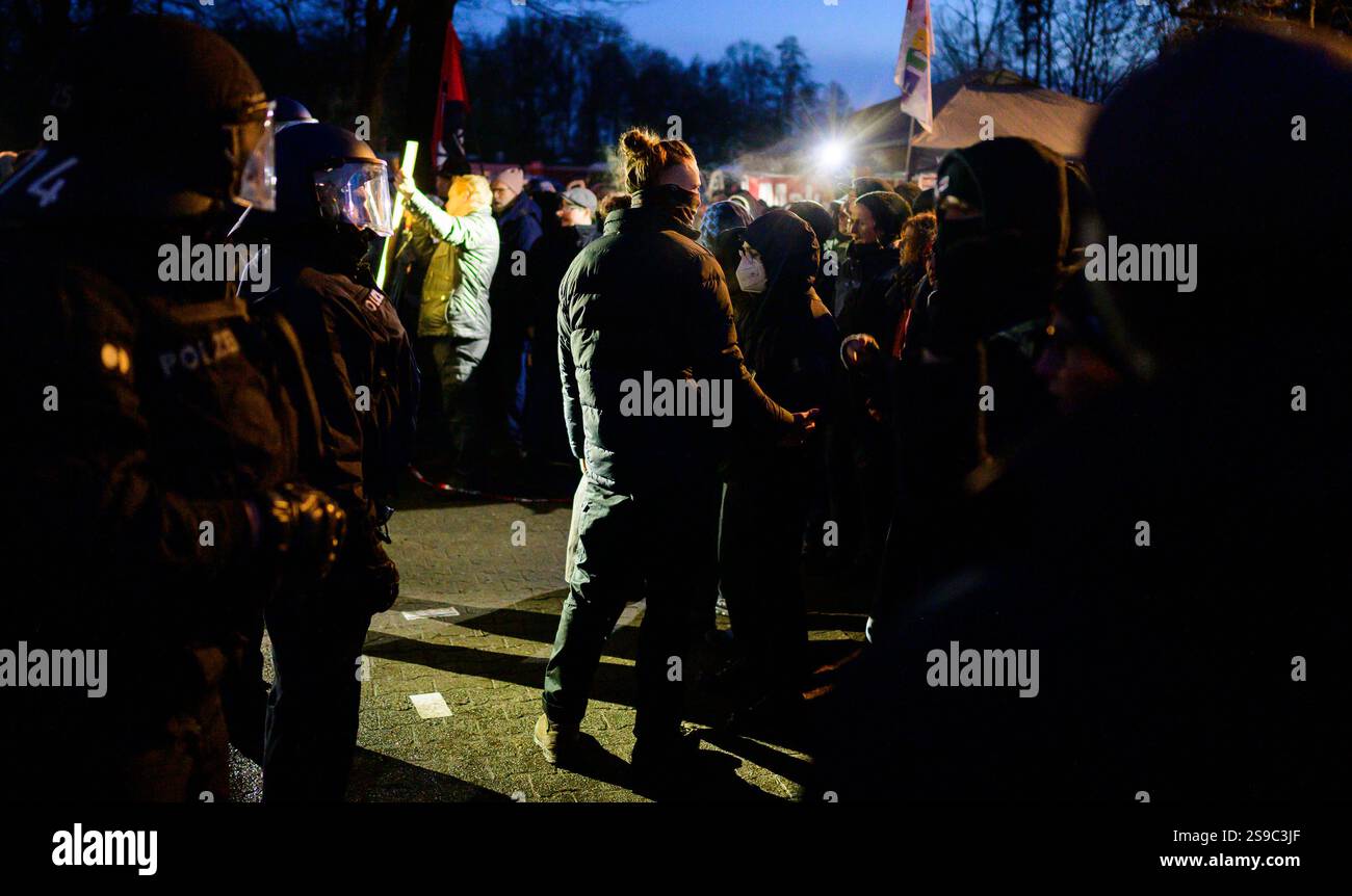 25 January 2025, Lower Saxony, Dahlenburg: Police officers line up in ...