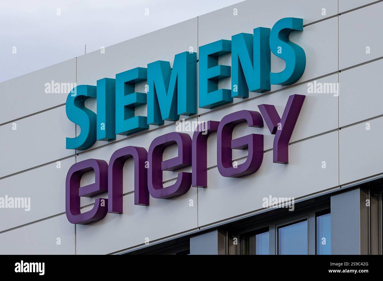 Siemens Campus, Erlangen, 25.01.2025 Eine Nahaufnahme des Siemens Energy-Logos auf der Fassade ...