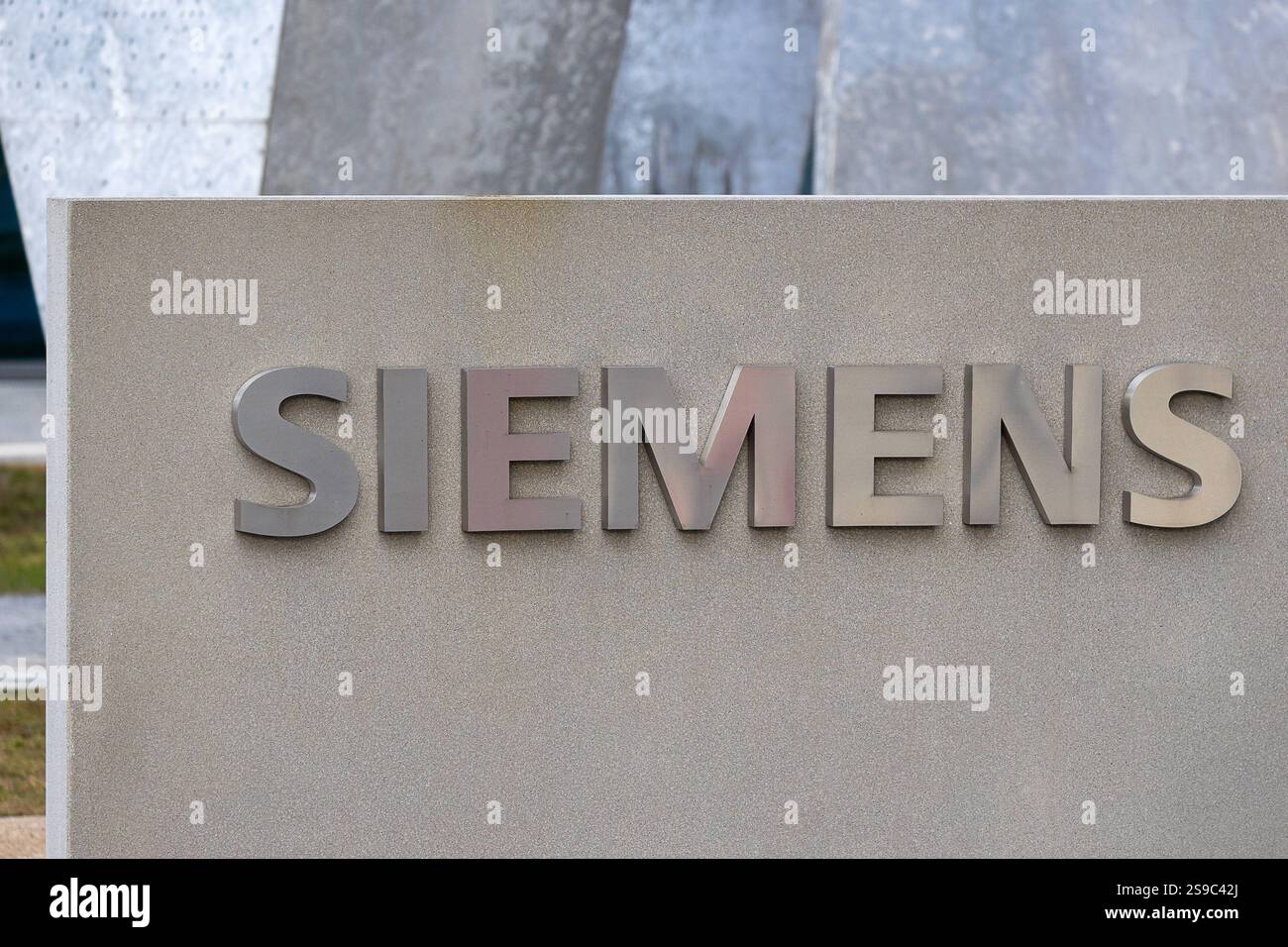 Siemens Campus, Erlangen, 25.01.2025 Siemens-Logos auf einer grauen Betonwand auf dem Siemens ...