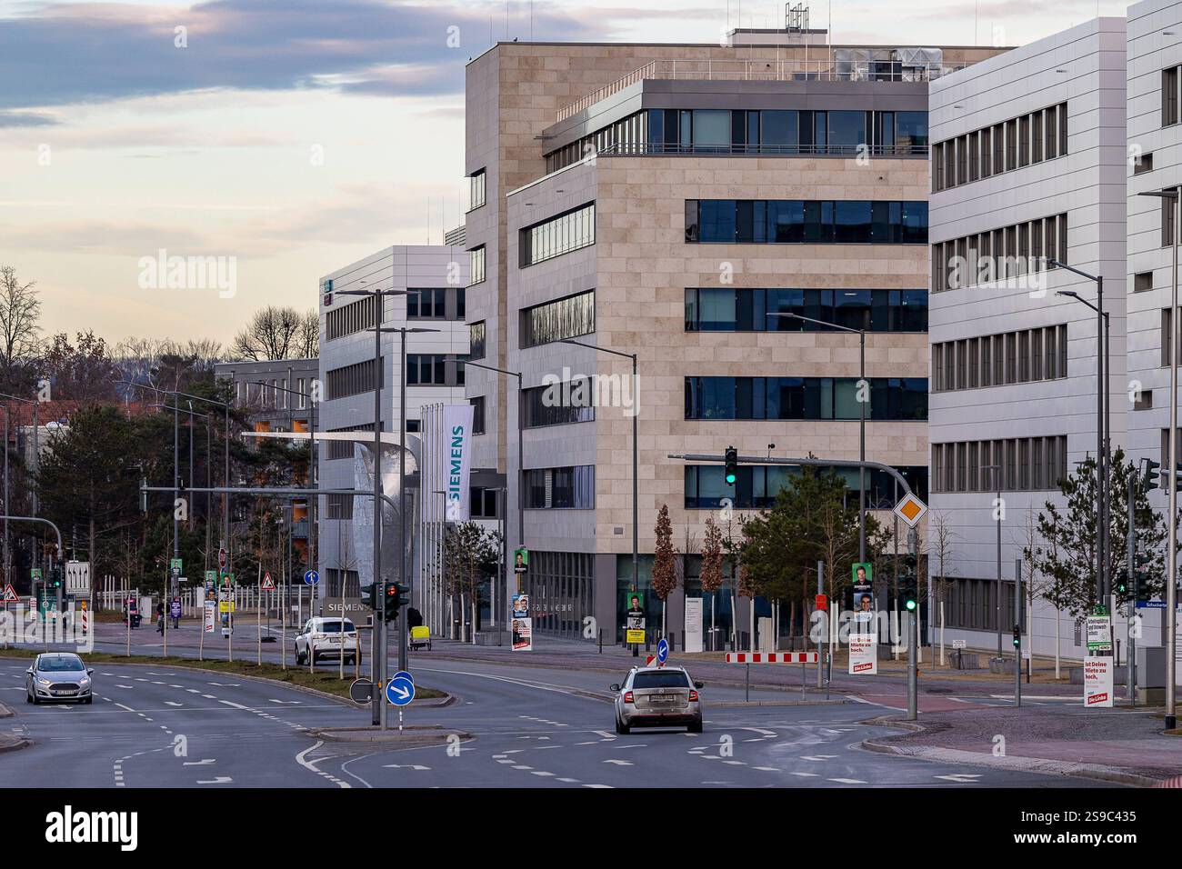 Siemens Campus, Erlangen, 25.01.2025 Ein Straßenabschnitt auf dem Siemens Campus in Erlangen mit ...