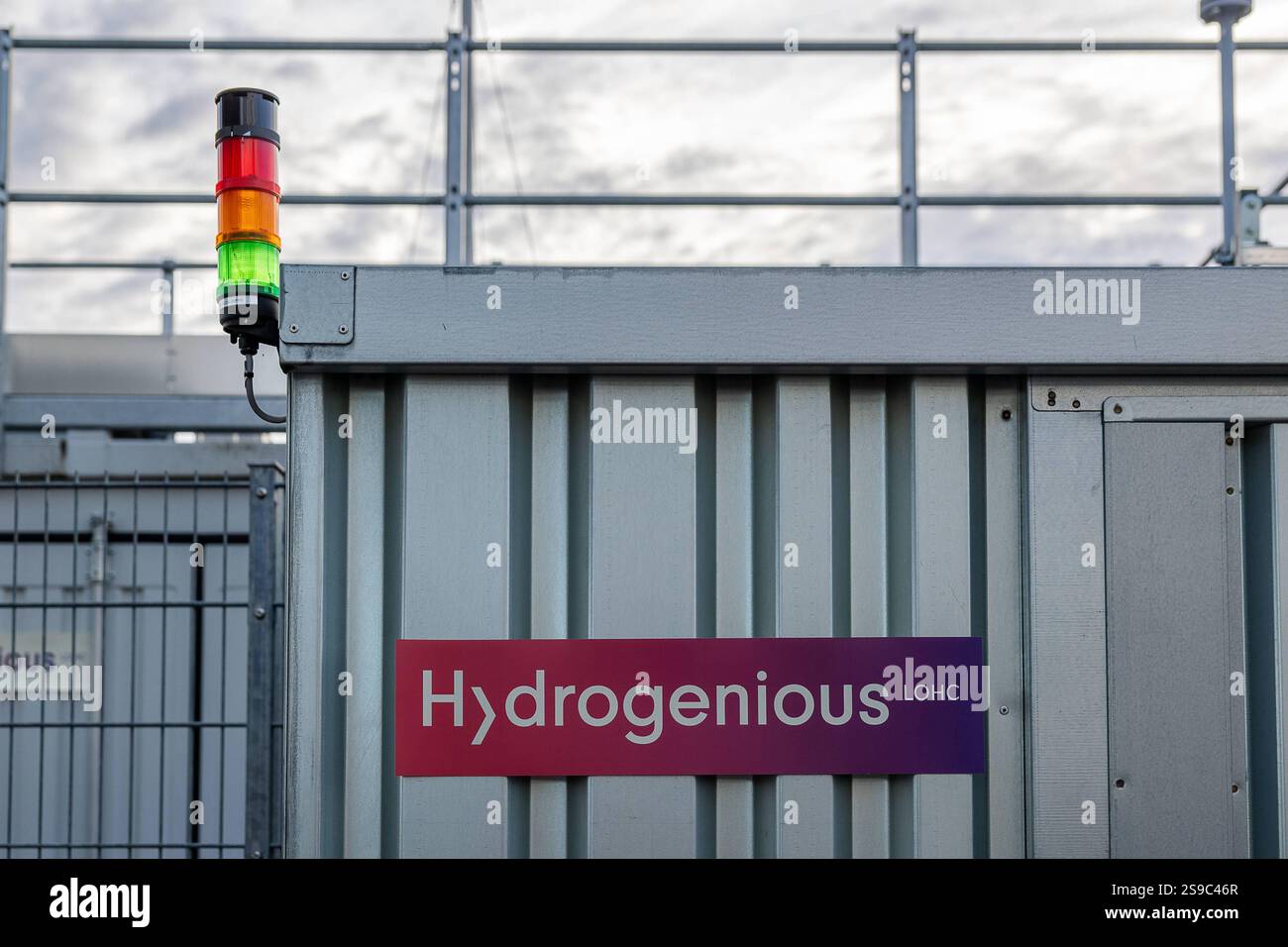 Siemens Campus, Erlangen, 25.01.2025 Eine Nahaufnahme einer Wasserstofftankstelle mit ...