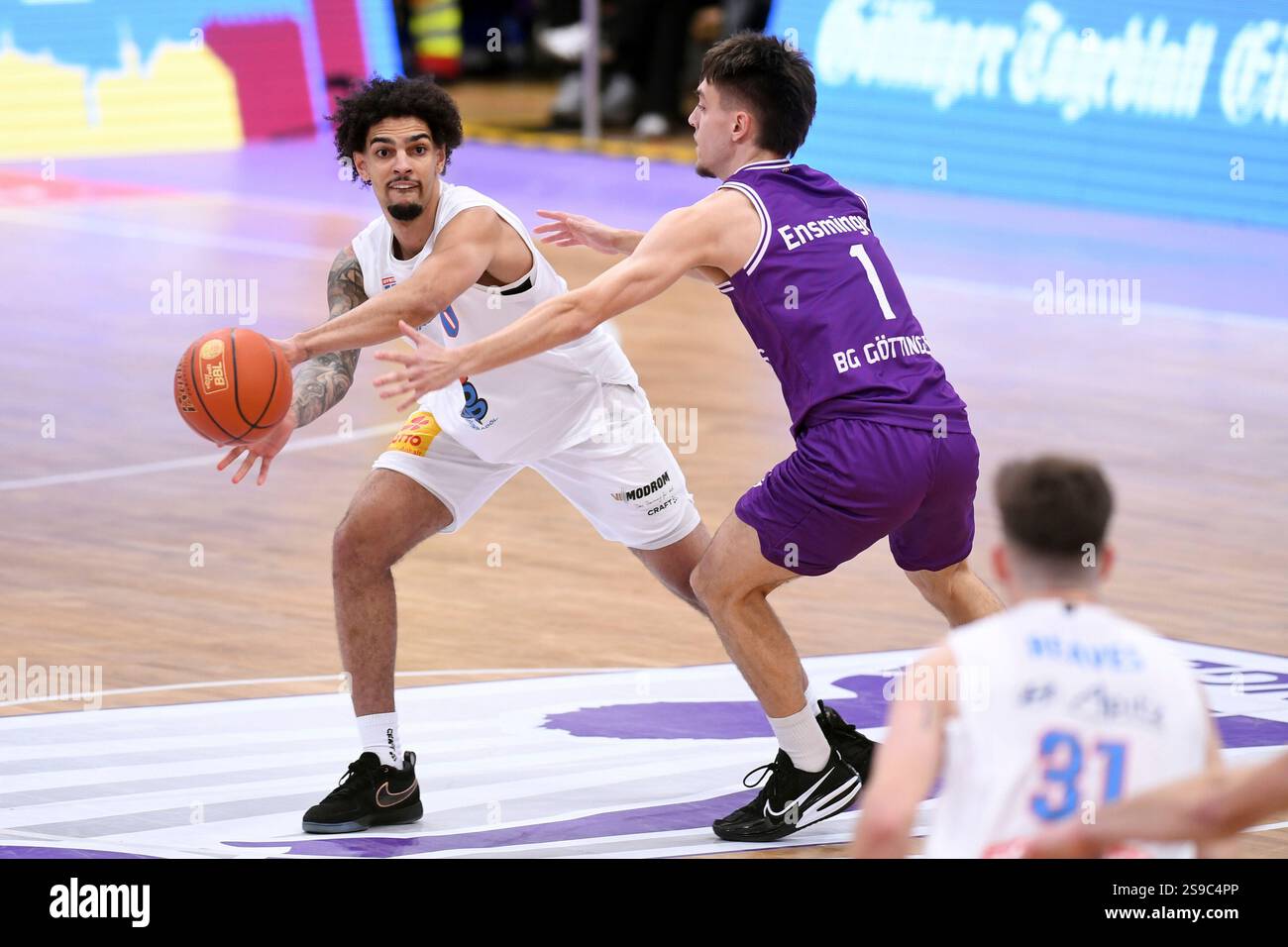 Michael Devoe (Syntainics MBC #0) (am Ball), Zachary Ensminger (BG ...