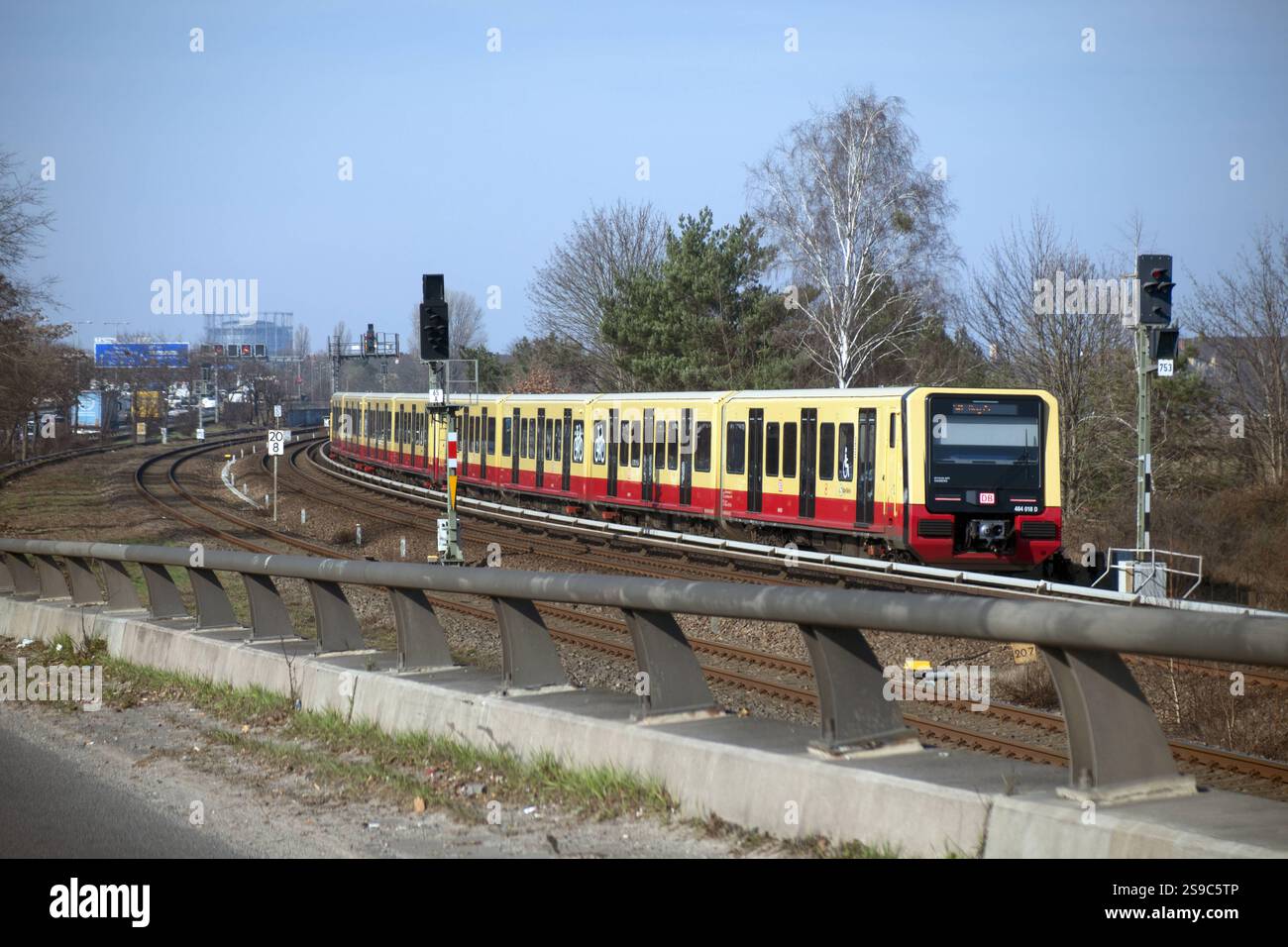 29.02.2024, Berlin, GER - S-Bahn der Linie 41 auf freier Strecke in Hoehe Tempelhofer Feld ...