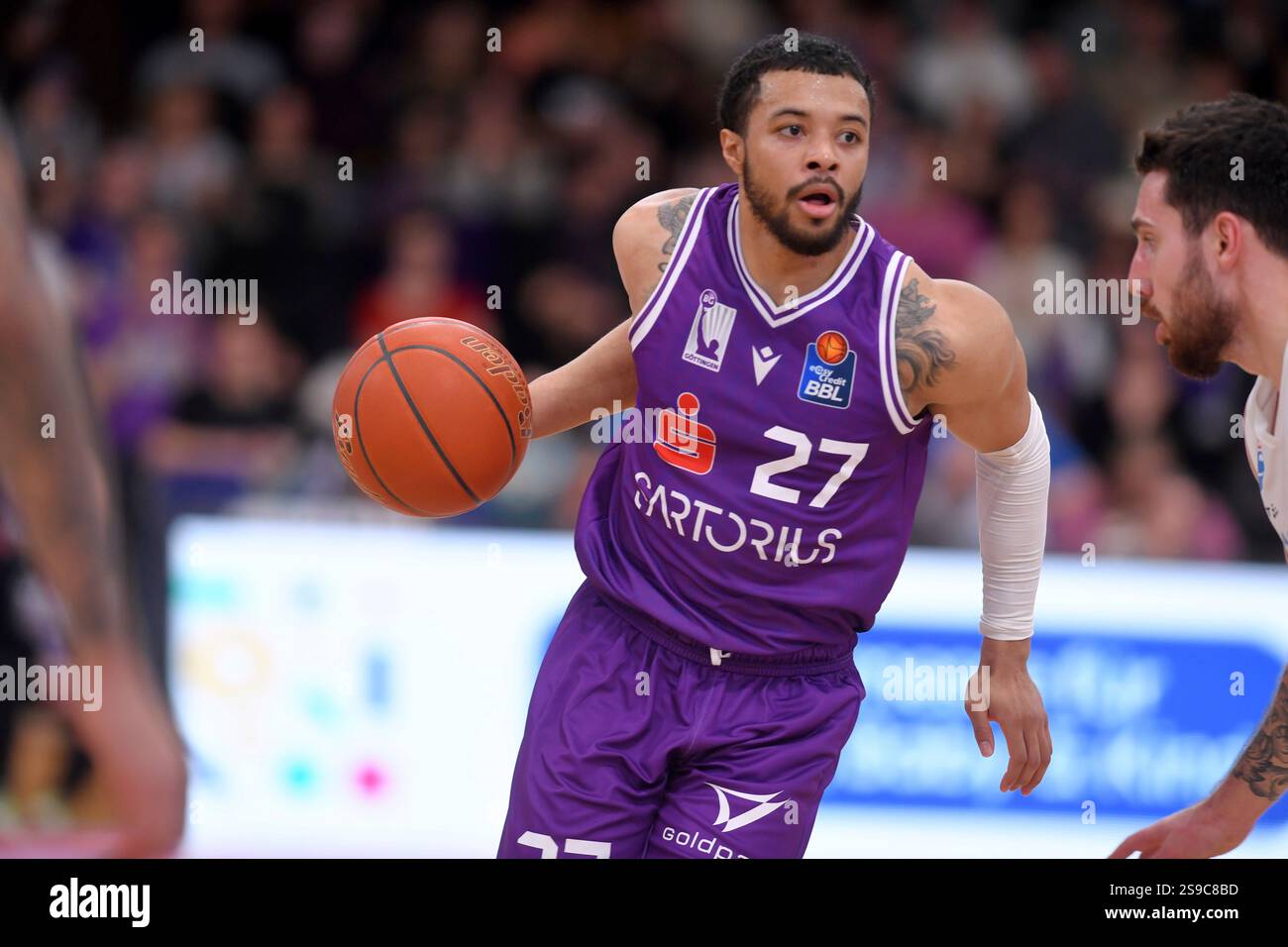 Marcus Shaver Jr. (BG Goettingen #27) (am Ball), Martin Breunig ...