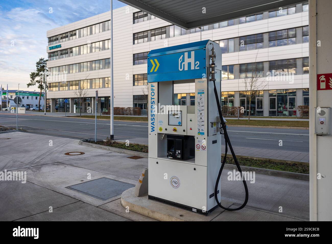 Siemens Campus, Erlangen, 25.01.2025 Eine Wasserstoffzapfsäule an einer ...