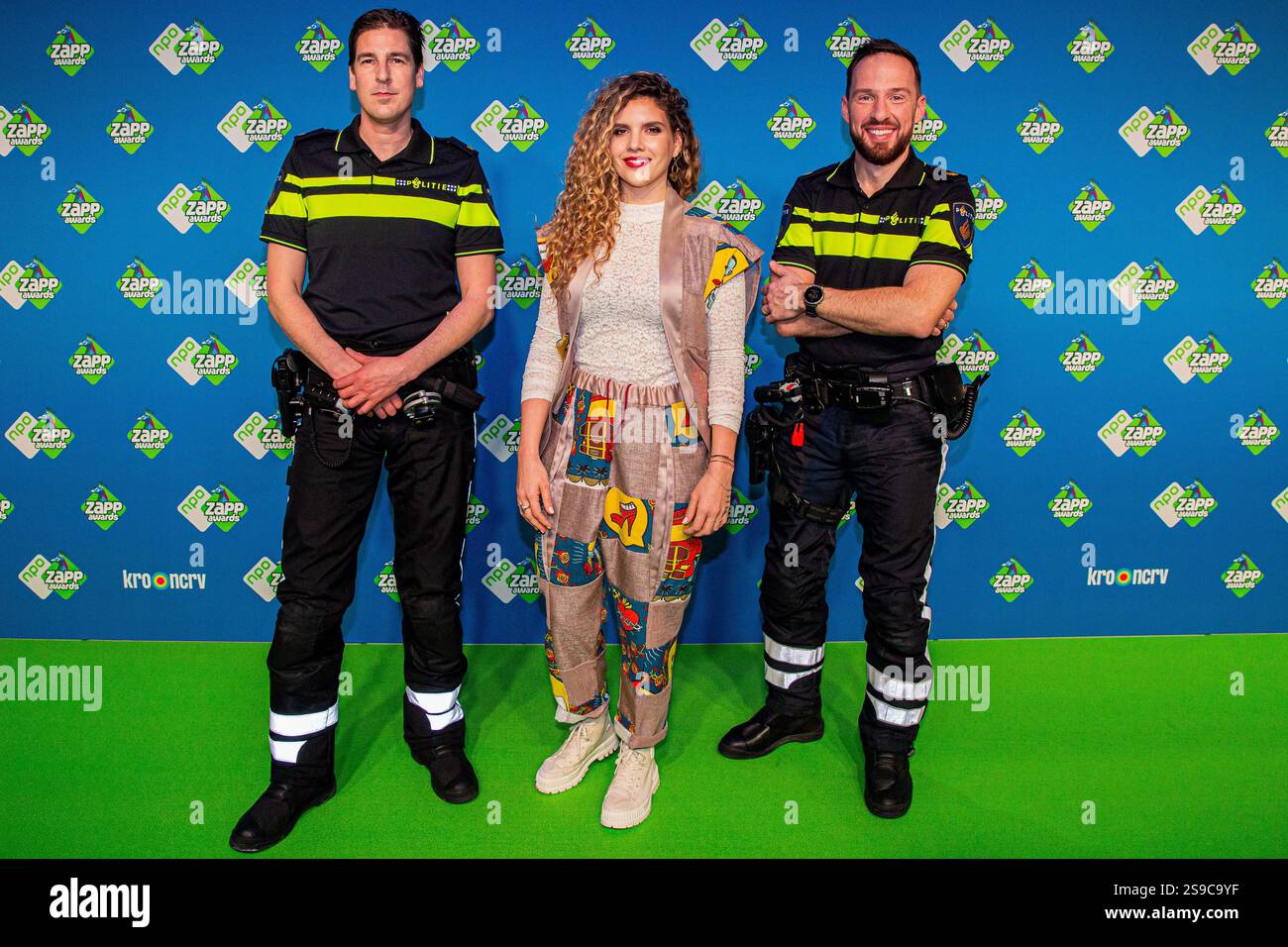 HILVERSUM - Rachel Rosier with police officers Jan-Willem and Edwin van der Graaf ]on the green ...