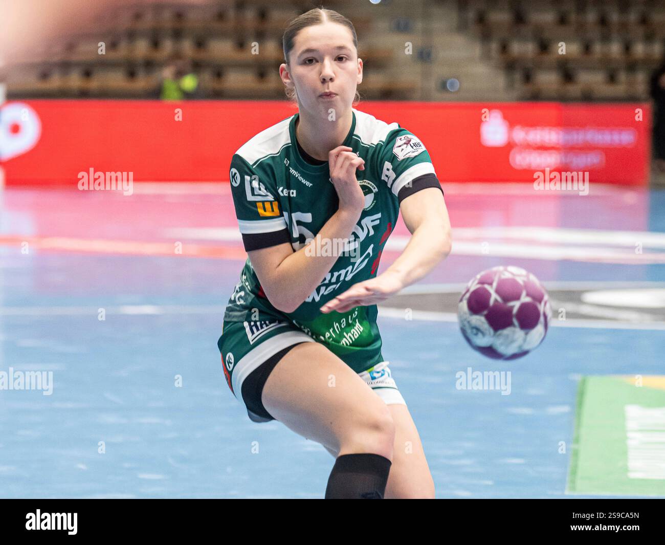 Lara Daeuble (Frisch Auf Frauen, #95) spielt eine Pass nach aussen ...