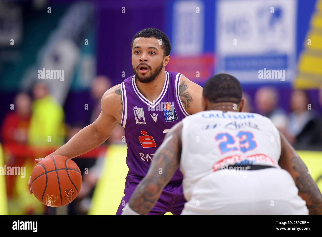 Marcus Shaver Jr. (BG Goettingen #27) (am Ball), Charles Callison ...
