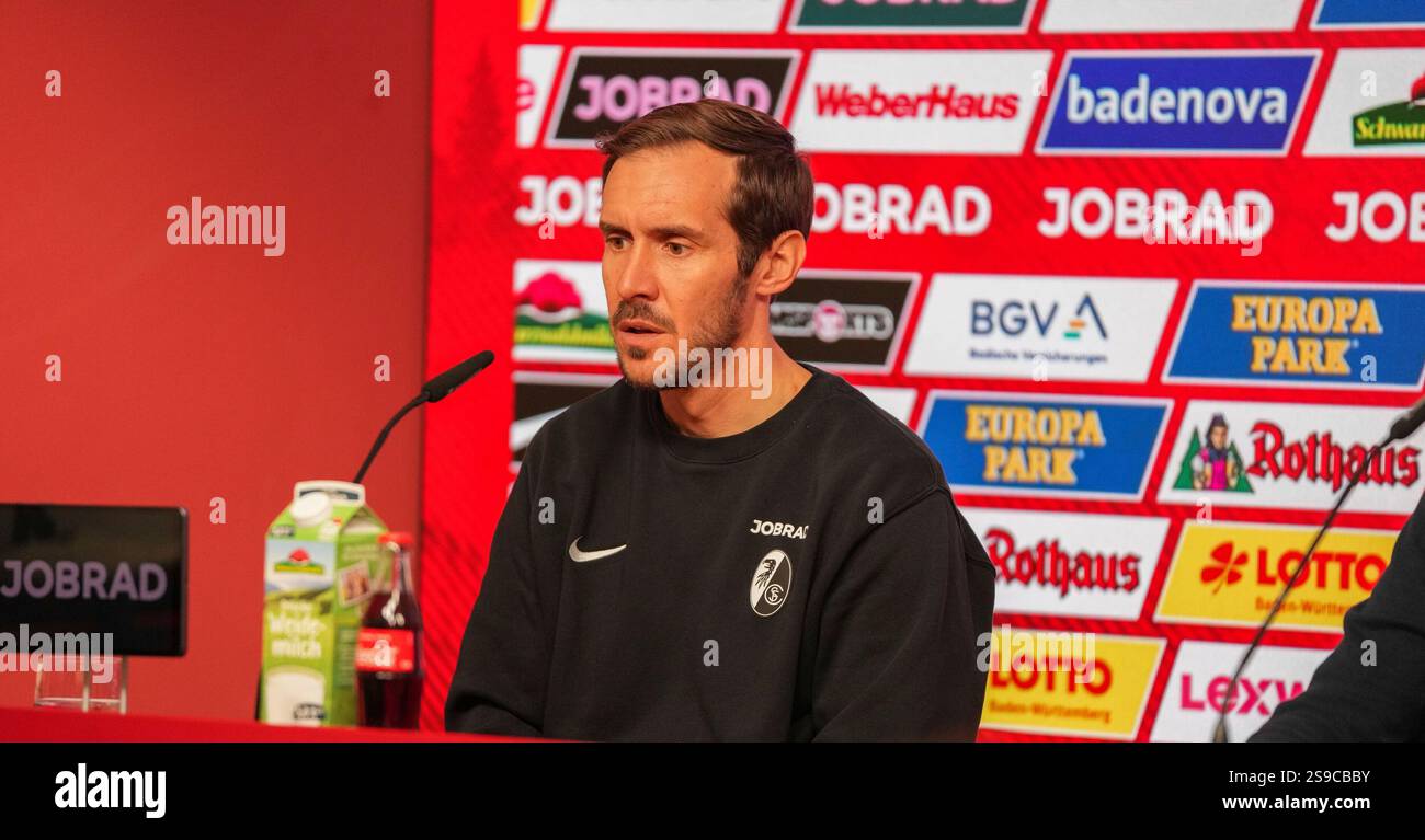 Julian Schuster (SC Freiburg Trainer) in der Pressekonferenz 1 ...