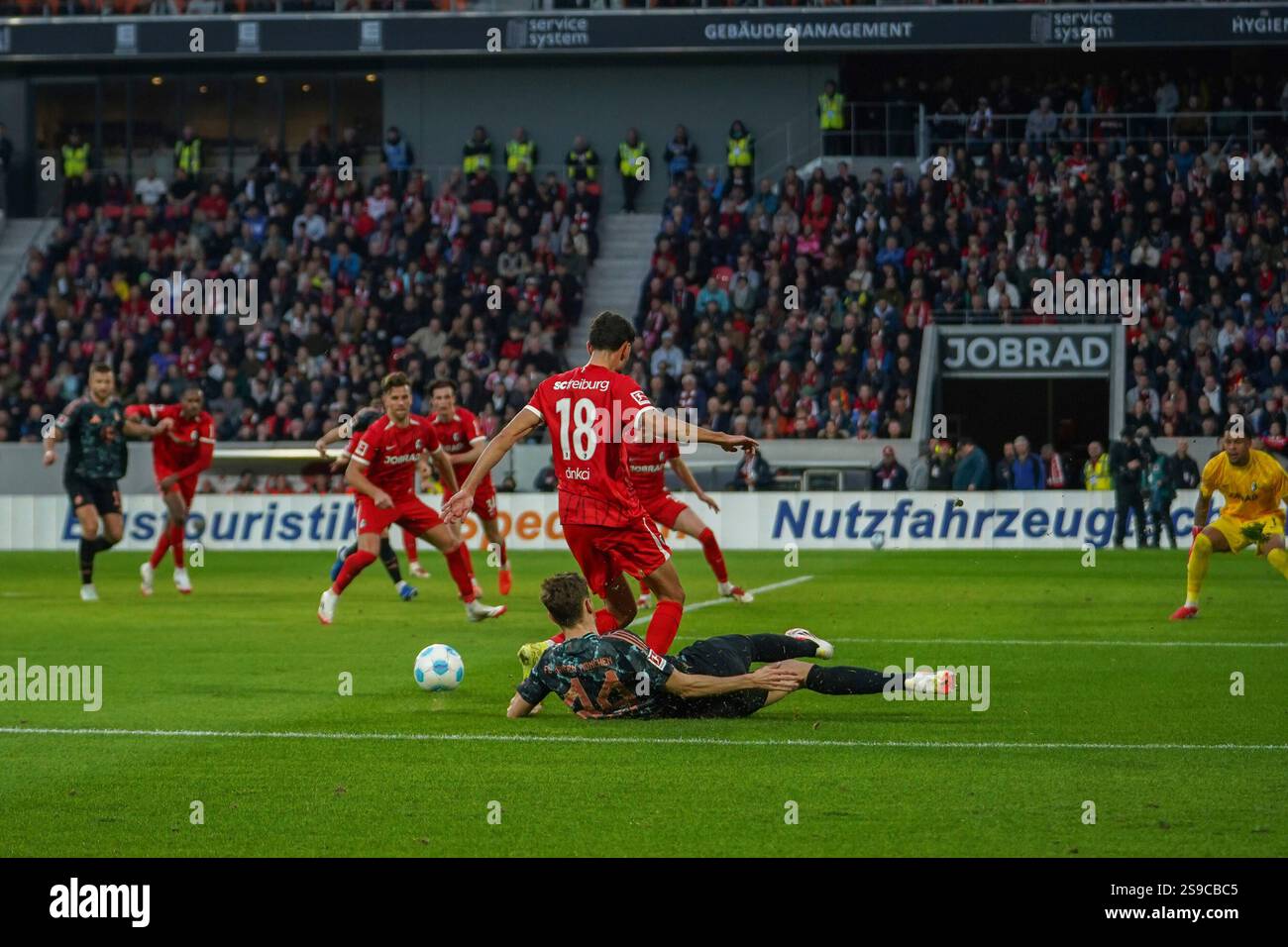 Eren Dink?i (SC Freiburg 18) gegen Josip Stani?i? (FC Bayern M?nchen 44) 1. Bundesliga: SC ...