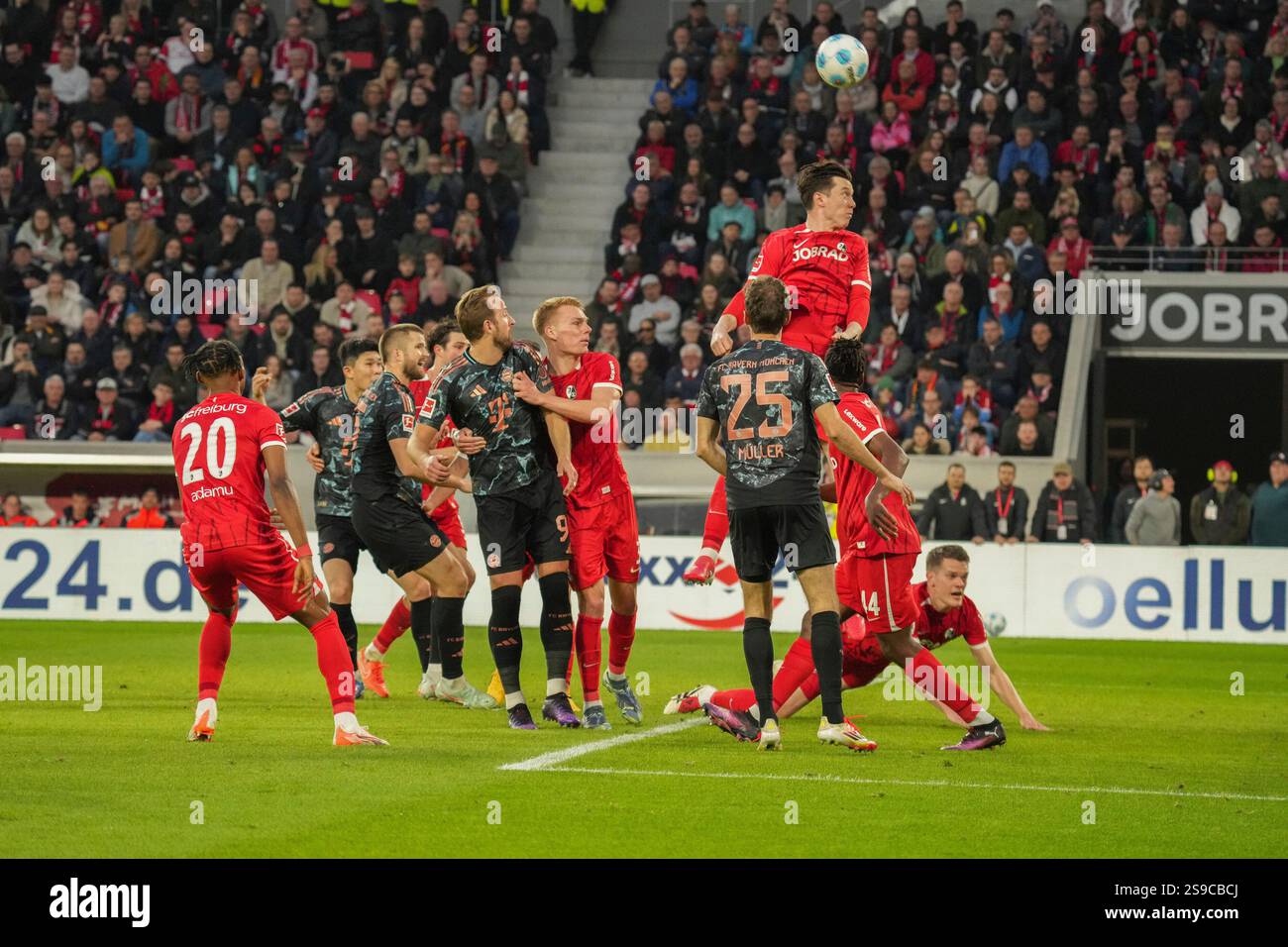 Michael Gregoritsch (SC Freiburg 38) der zum Kopfball hoch geht und kl ...