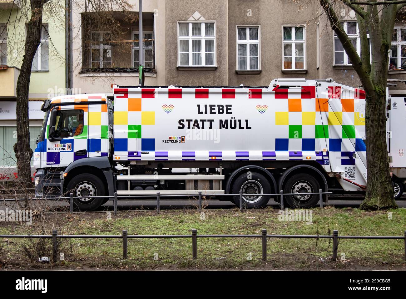 Ein Wagen der BSR mit dem Slogan Liebe statt Müll fährt in Berlin ...